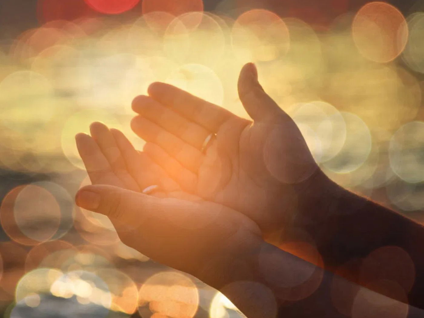 15 versículos que muestran que Dios escucha tus oraciones y te responde ...