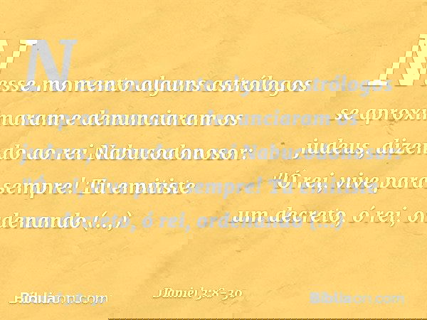 Daniel 3:8-30 - Bíblia