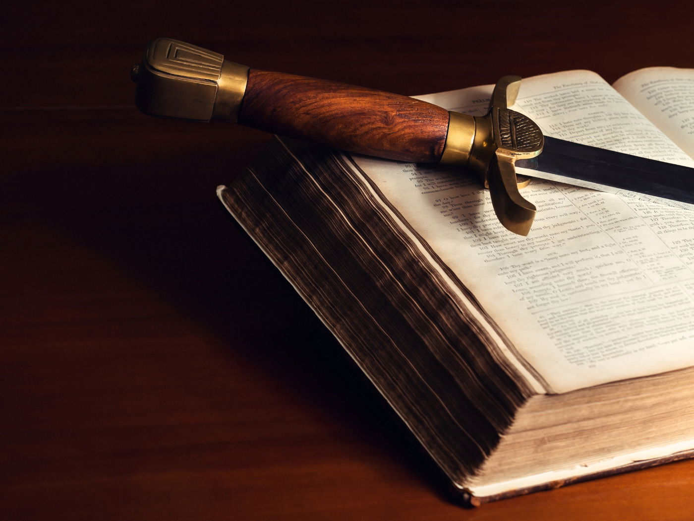 Explicação de Hebreus 4:12-13: A Palavra de Deus é viva e eficaz ...